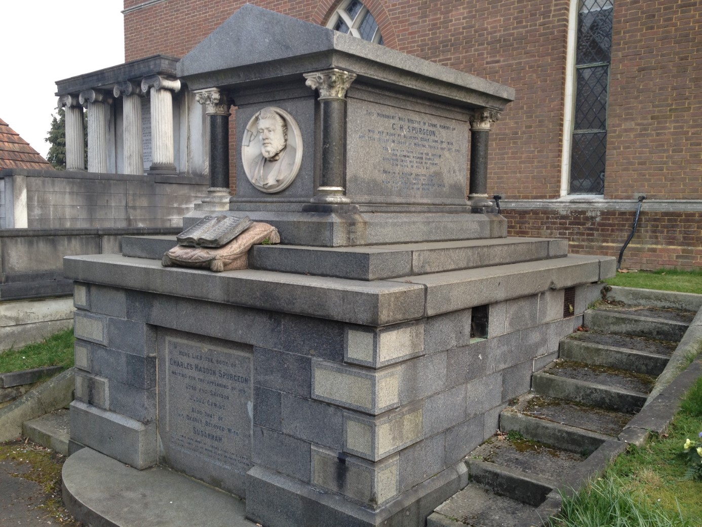 Grave of Charles Haddon Spurgeon and his wife | Plymouth Brethren Archive
